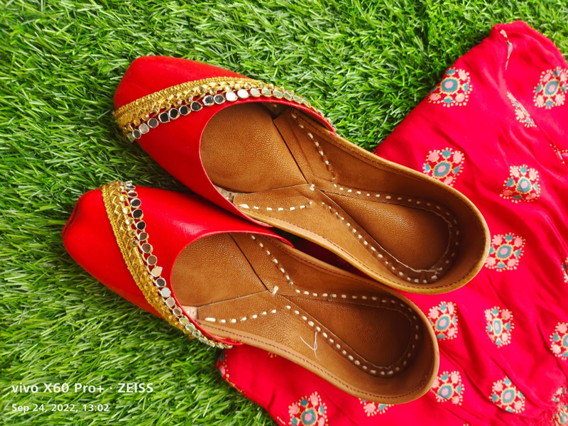 Red Smile handmade jutti