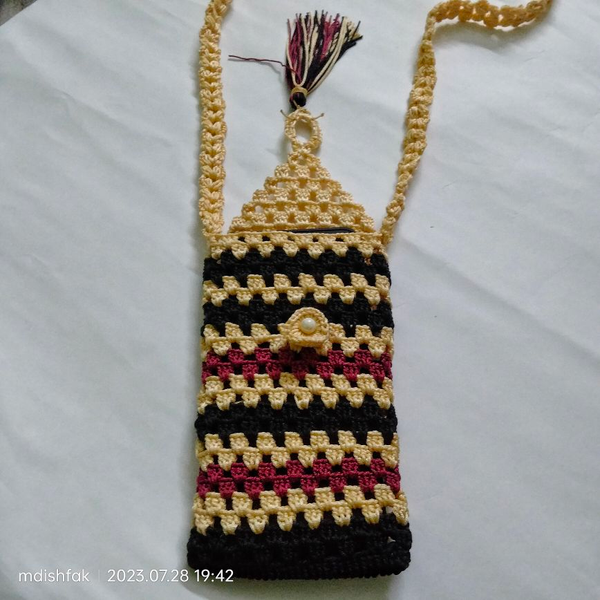 Crochet Mobile Pouch.